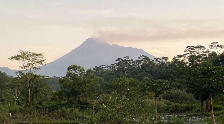 Vulcão Merapi entra em erupção na Indonésia e derrama grande fluxo de lava
