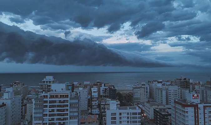 Magnífica nuvem rolo dá espetáculo no céu do litoral norte gaúcho